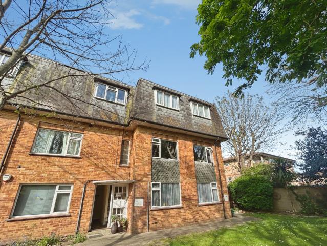 Apartment to rent in Sea Front, Hayling Island, Hampshire, PO11 | Leaders