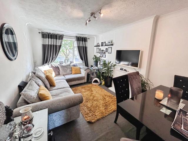 Apartment to rent in Sea Front, Hayling Island, Hampshire, PO11 | Leaders