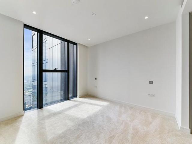 Apartment to rent in South Quay Plaza, E14