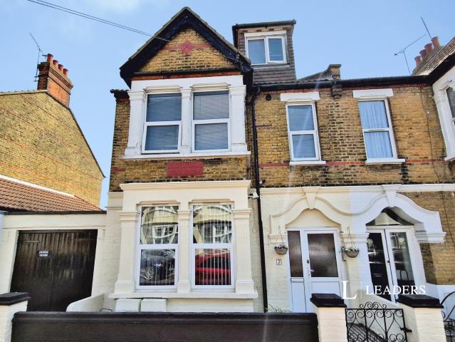 Apartment to rent in St. Georges Park Avenue, Westcliff on Sea, SS0 | Leaders