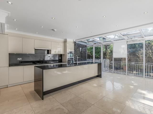 apartment to rent in St. Mary Abbots Terrace, Kensington, London, W14