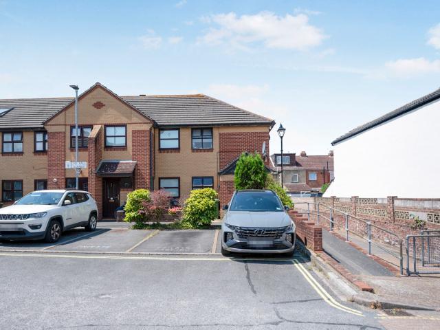 Apartment to rent in Stowe Road, Southsea, Hampshire, PO4 | Leaders
