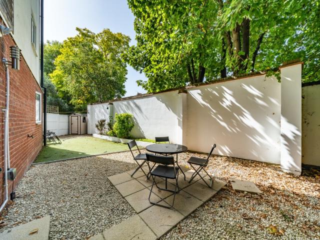 apartment to rent in Stane Grove, Clapham, London, SW9