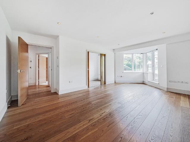 apartment to rent in Strand Drive, Richmond, London, TW9