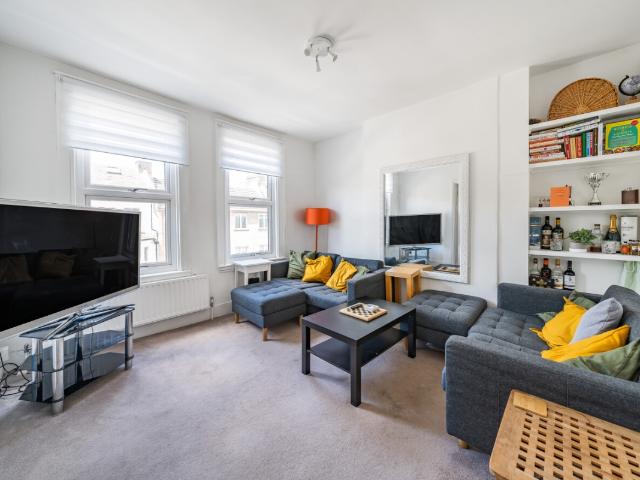 apartment to rent in Strathblaine Road, London, SW11