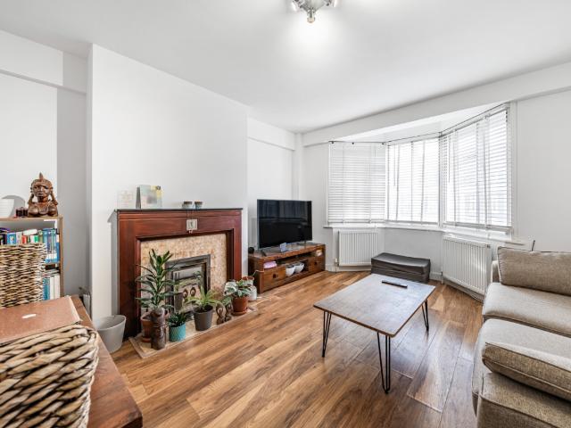 apartment to rent in Streatham High Road, London, SW16