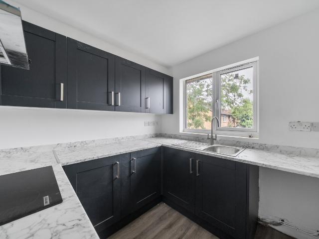 apartment to rent in Stubbs Way, London, SW19
