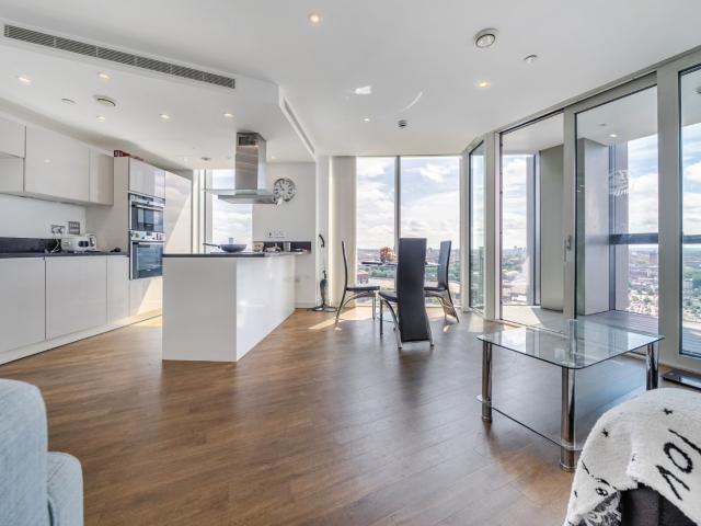 apartment to rent in Surrey Quays Road, London, SE16