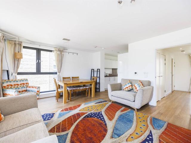 Apartment to Rent: Kingfisher Heights, E16