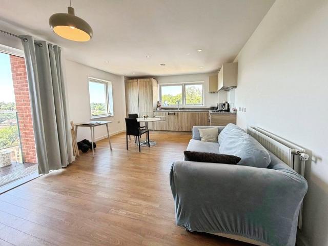 Apartment to rent Ringers Road, Bromley, BR1
