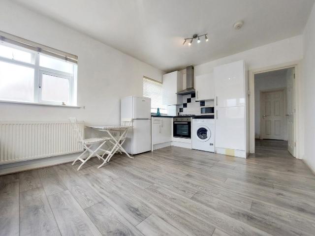 apartment The Broadway, London, NW7