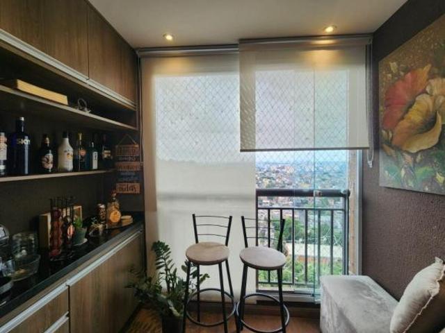 Apartamento 48m² 2 quartos armários planejados 1 vaga, sala com varanda envidraçada