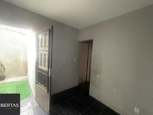 Apartamento 48m² Bairro Maria Regina Térreo com pequeno pátio Alvorada