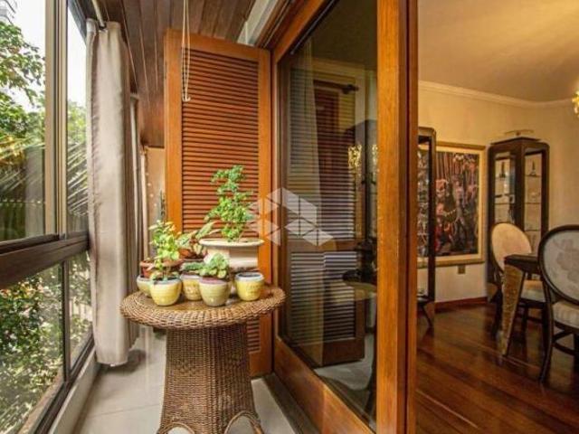 Apartamento 4 dormitórios com 2 vagas no Petrópolis