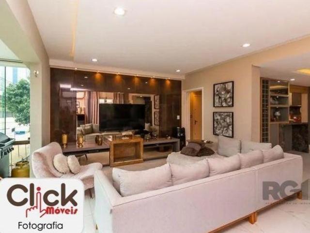 Apartamento 4 dormitórios, sendo 1 suíte, 193 m² de área privativa e 2 vaga s de garagem. Localizad