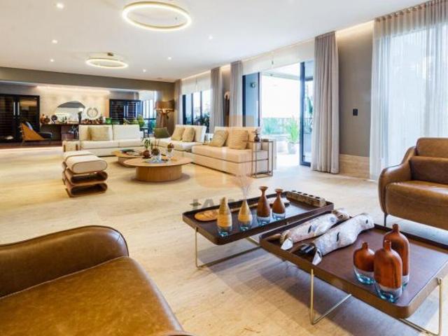 APARTAMENTO 4 DORMITORIOS SENDO 4 SUITES 8 VAGAS
