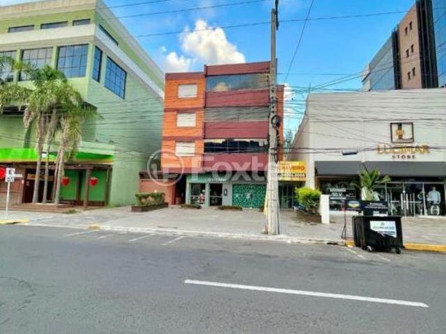 Apartamento, 4 dormitórios, 130 m², em Centro