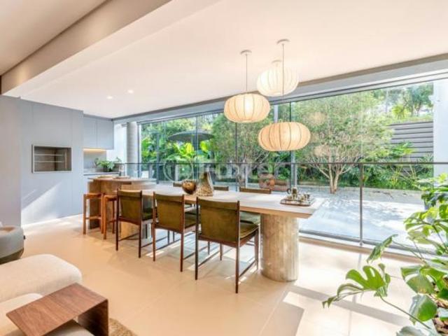 Apartamento, 4 dormitórios, 295 m², em Petrópolis