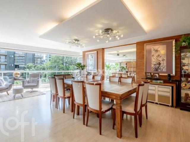 Apartamento, 4 dormitórios, 231 m², em Menino Deus