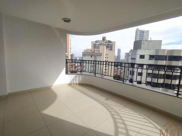 Apartamento 4 suítes com churrasqueira à carvão na varanda
