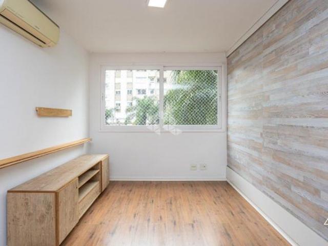 Apartamento, 63 m² de área privadas, 2 dormitórios, living com 3 ambientes e uma vaga de garagem cob