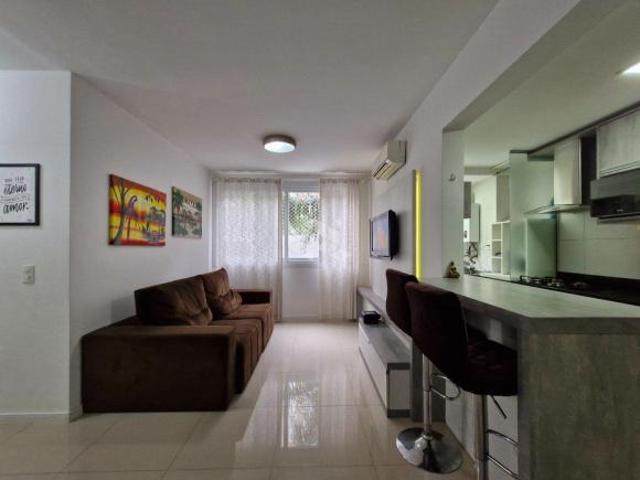 Apartamento, 63 m² de área privadas, 2 dormitórios, living com 3 ambientes e uma vaga de garagem, se