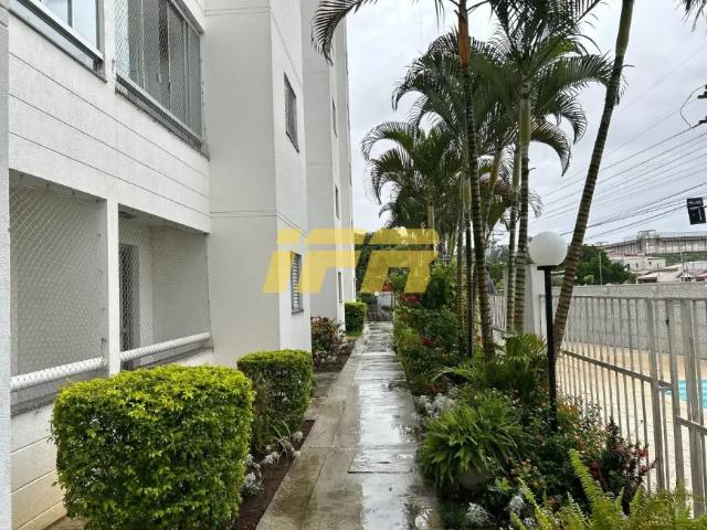 Apartamento no centro, 64 m² 2 dormitórios sendo 1 suíte, sacada, elevador, piscina. Muitos móvei