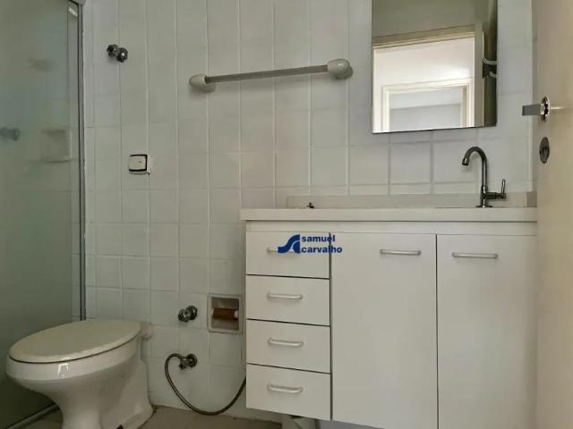 Apartamento 71 m2, 2 quartos, 1 vaga, 1 banheiro, cozinha, lavanderia e quarto de empregada com um p