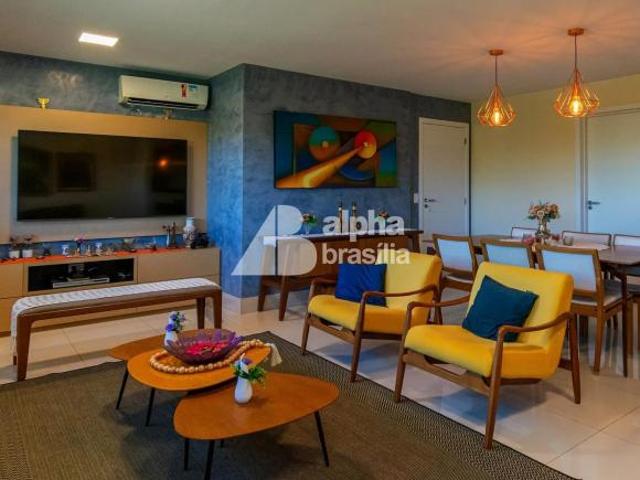 Apartamento 03 Quartos, 01 Suíte, SQN 208, Asa Norte, 2 vagas de garagem