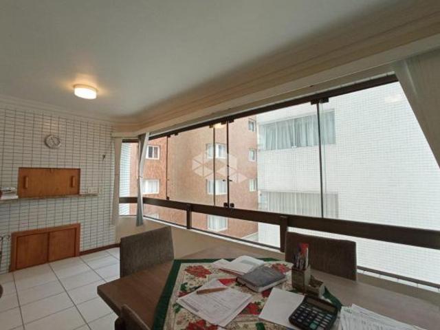 Apartamento 02 dormitórios com suíte, lareira e churrasqueira, uma quadra do mar, bairro Centro, Cap