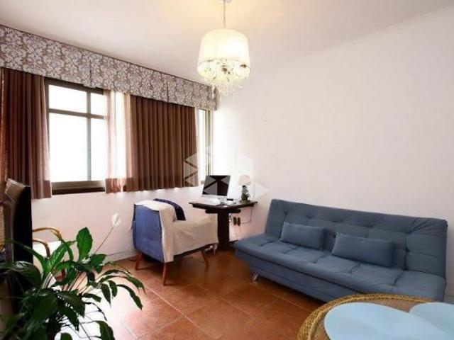 Apartamento 02 dormitórios, com pátio, com 77 m², no Menino Deus