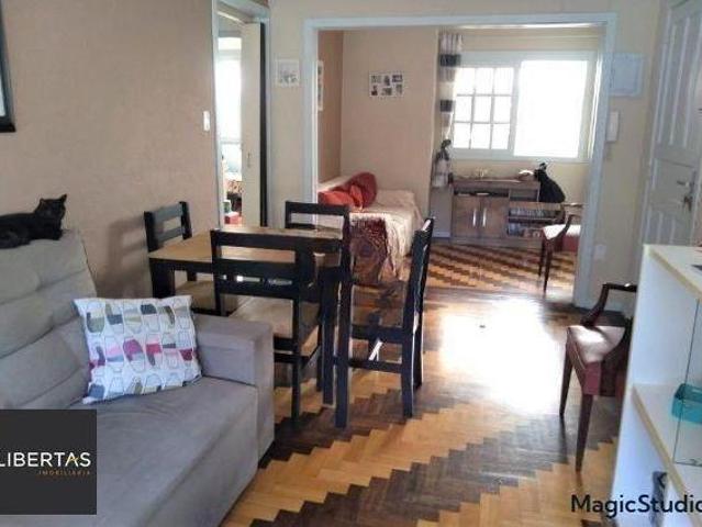 Apartamento 02 dormitórios, de frente Menino Deus