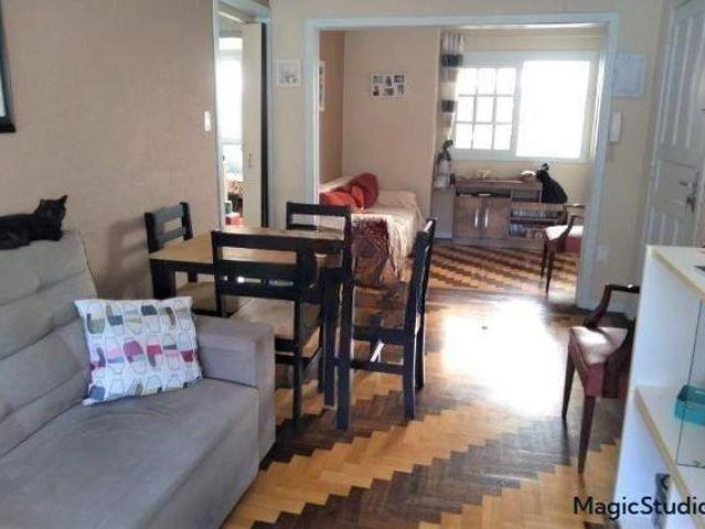 Apartamento 02 dormitórios, de frente Menino Deus