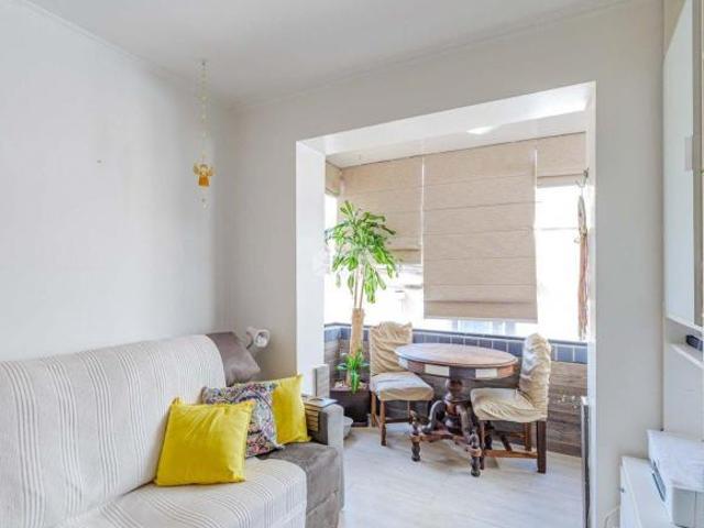 Apartamento 02 dormitórios, sacada, churrasqueira e garagem