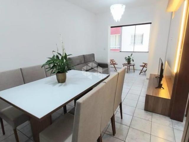 Apartamento 02 quartos, mobiliado e decorado, 1 vaga/box de garagem, junto a pra