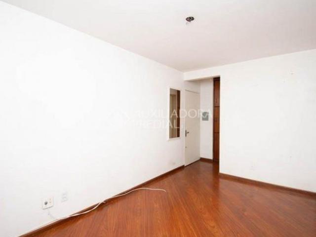 Apartamento 02 quartos, com ótima localização, próximo ao center lar da Sertório