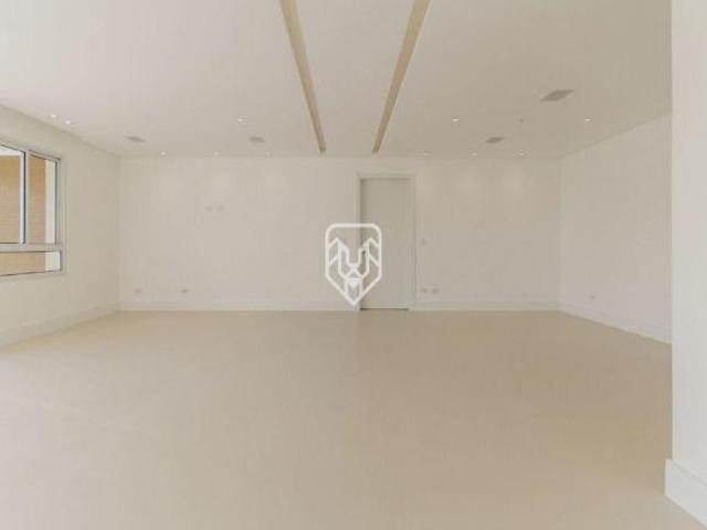 Apartamento, 04 Dormitórios, 03 Vagas, Sacada com Churrasqueira, Água Verde, Curitiba