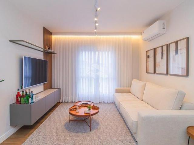 Apartamento 100% reformado com 71m² e 2 dormitórios no bairro Passo da Areia