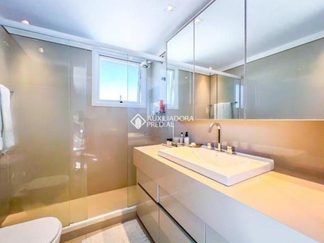 Apartamento 136m² no Auxiliadora com 3 suítes e 3 vagas
