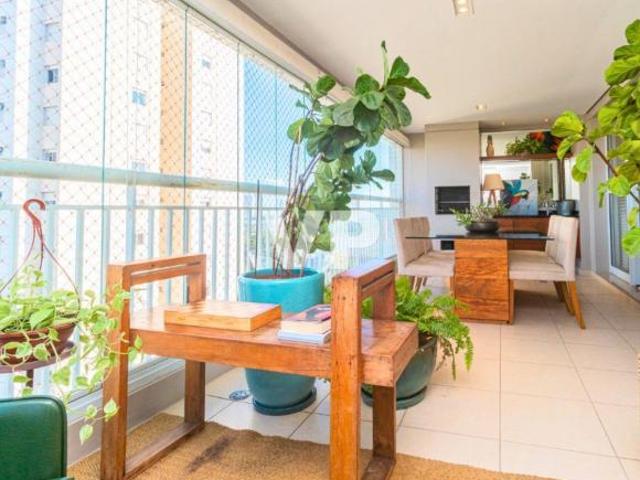 Apartamento 136m² com 2 suítes e varanda em andar alto no Magic Condominium Resort