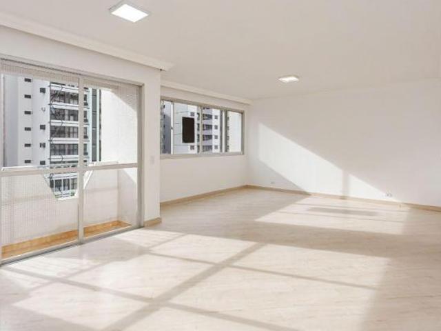 Apartamento 156m², 4 quartos, 1 suíte, 3 banheiros, sacada, 2 vagas. Bairro Batel