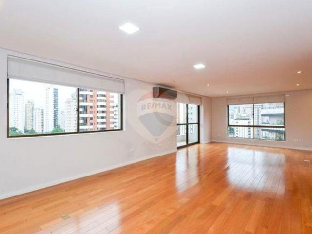 Apartamento 180m² com 3 suítes e varanda gourmet em Moema