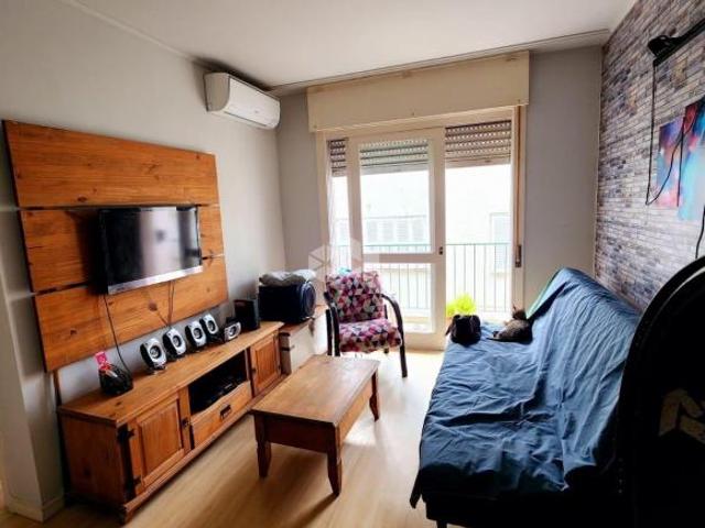 Apartamento 1 dormitório com sacada e garagem no Menino Deus
