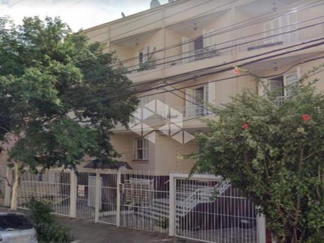 Apartamento 1 dormitório sub solo com um pequeno pátio no bairro Floresta
