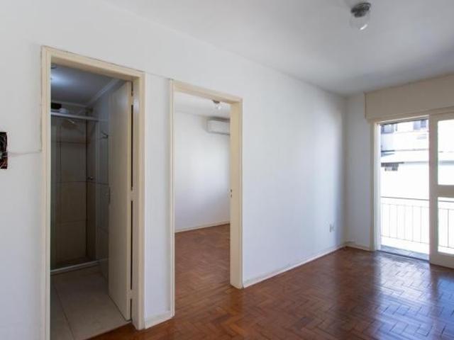Apartamento 1 quarto, com sacada, andar alto com vista livre Centro Histórico