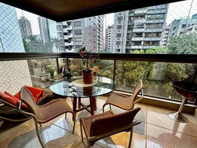 Apartamento 280m², 4 quartos, 2 suítes, salão para 3 ambientes, varanda e 4 vagas de garagem