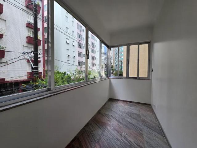 Apartamento 2 dormitórios para locação com varanda e 1 vaga a 1 quadra da praia no Boqueirão, Santos