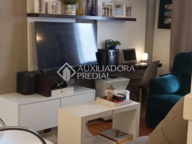 Apartamento 2 dormitórios no Bairro Higienópolis, mobiliado com móveis de qualidade sob medida