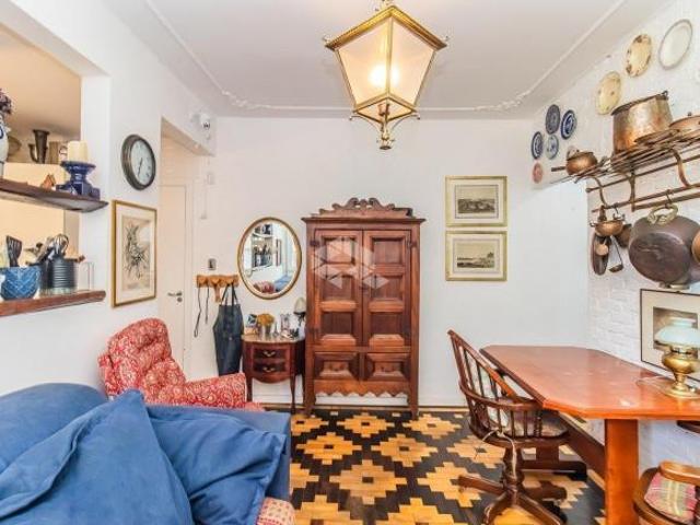 Apartamento 2 dormitórios amplos com sacada