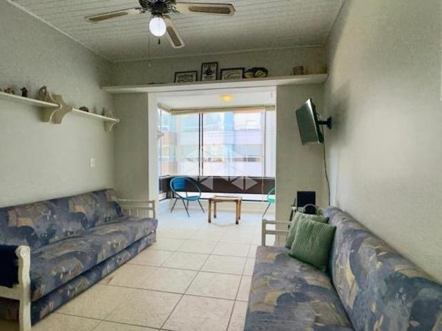 Apartamento 2 dormitórios, banho social, sacada de frente, próximo ao mar, com box na Zona Nova em C